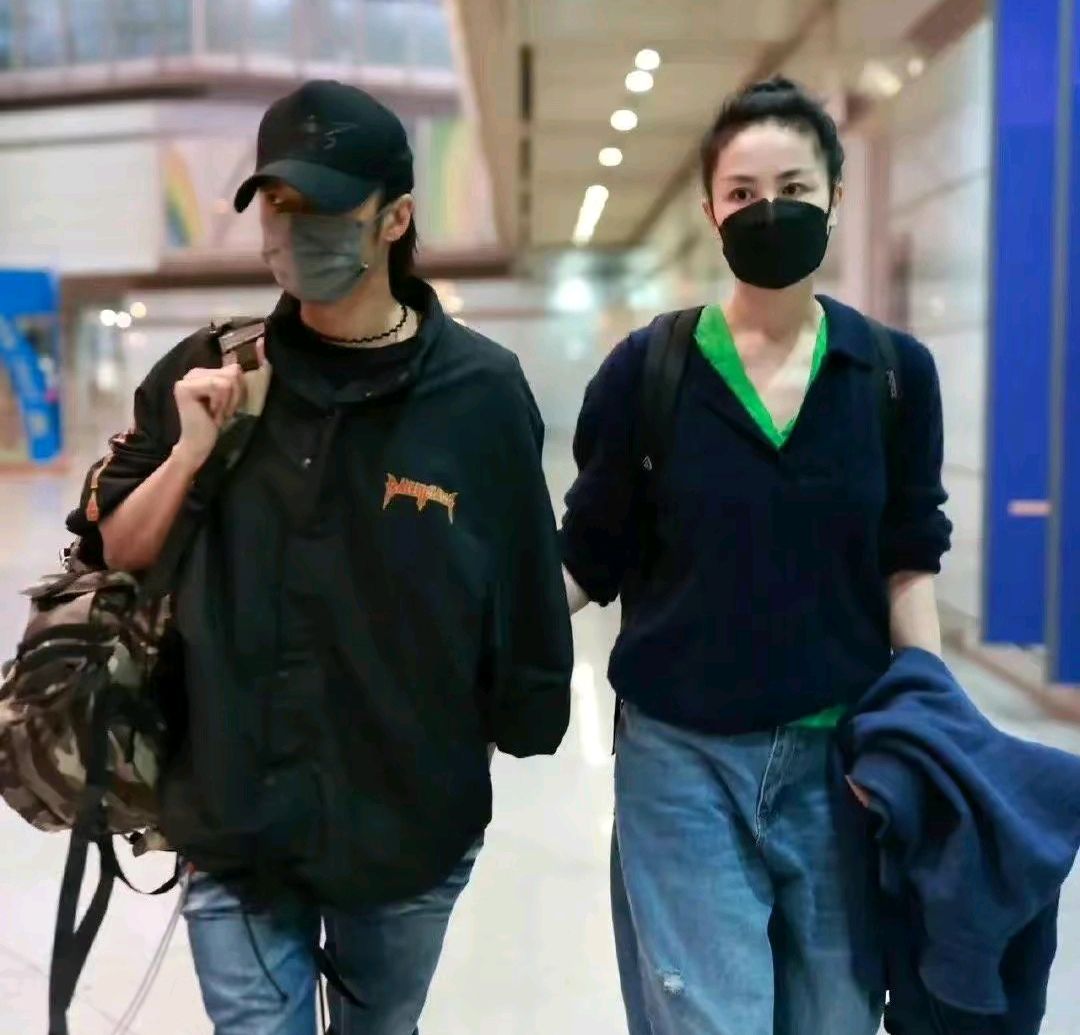 Nicholas Tse and Faye Wong show their love again, Faye Wong is like a little woman holding ...