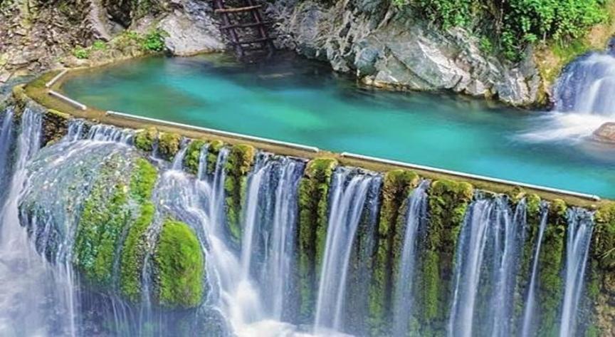The world's largest hot spring waterfall - Luoji Jiujiuli Waterfall ...