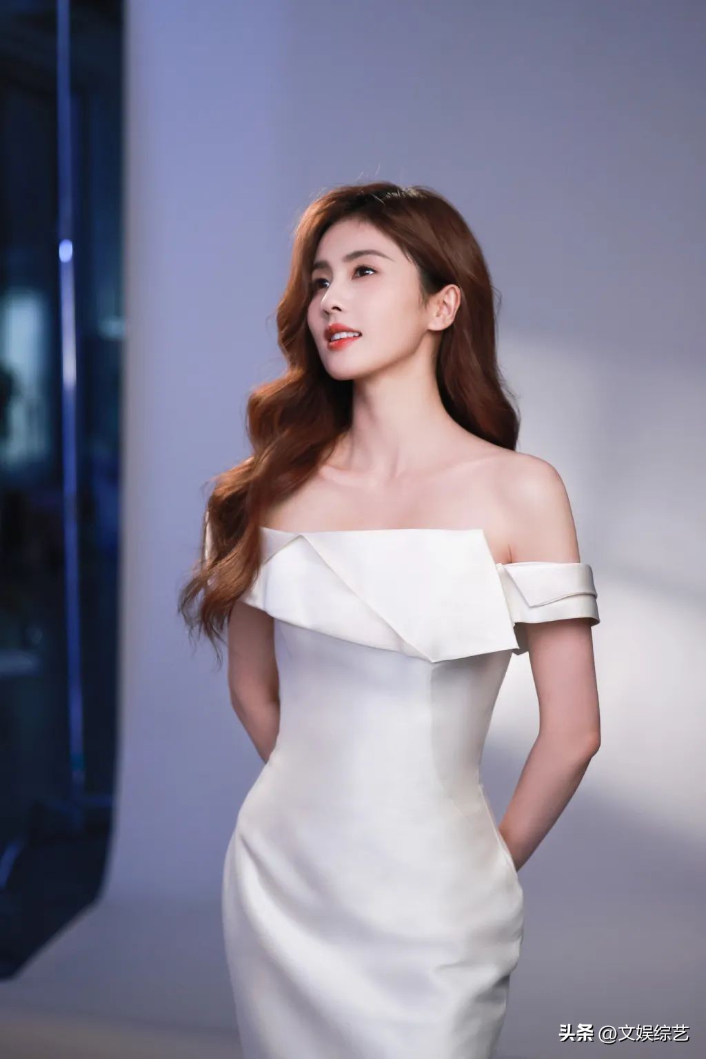 Bailu wears a one-line off-the-shoulder white dress, a gentle and pure ...