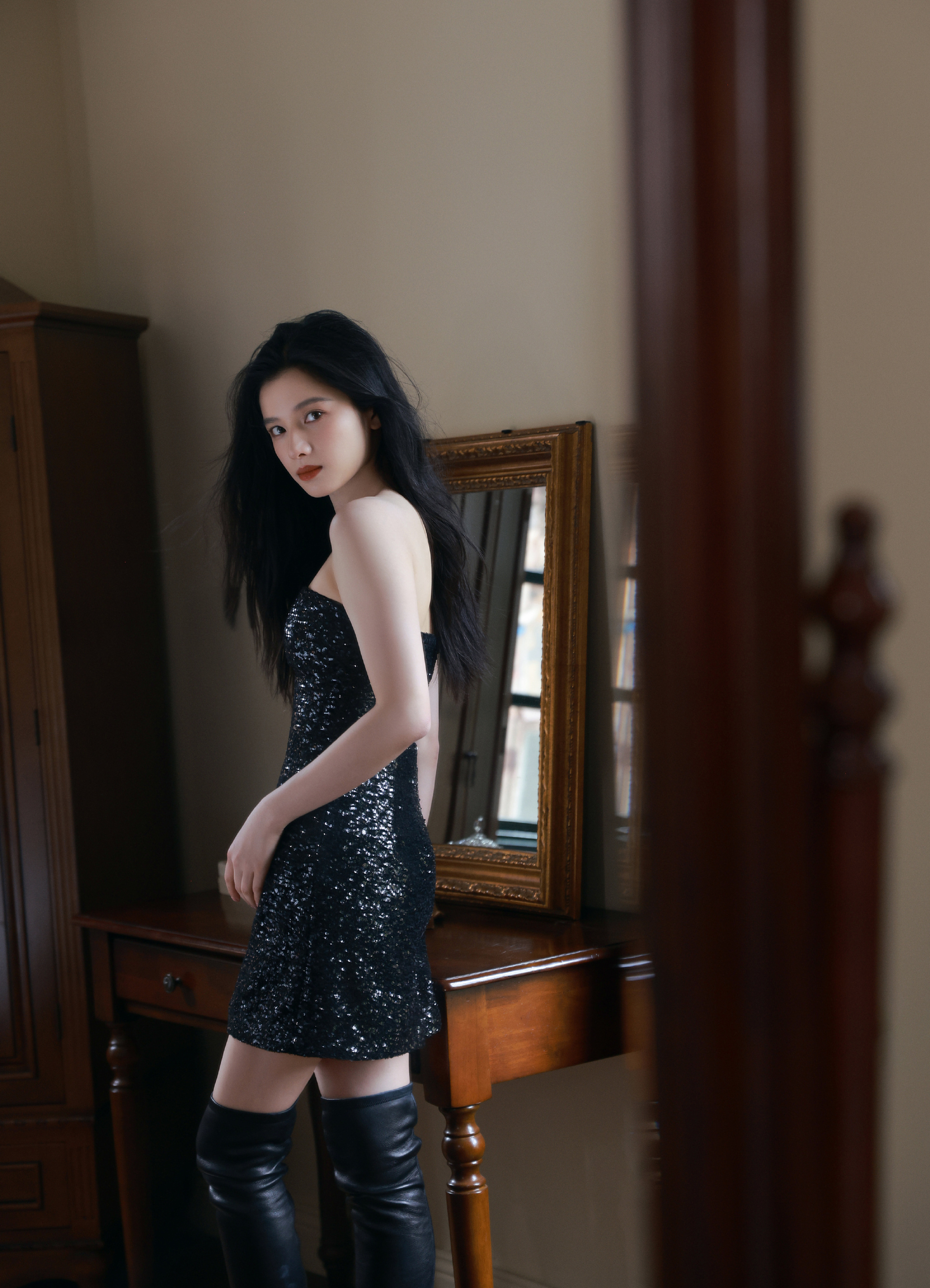 Zhang Jingyi has curly hair, red lips and sequined tube top dress, so ...