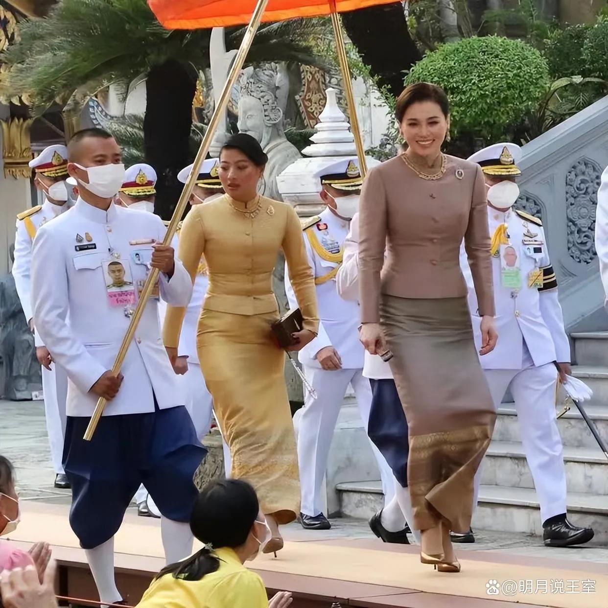 Maha put a necklace on Sutida, and Sutida sat in the queen's position with peace of mind ...