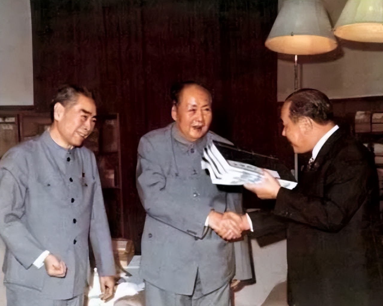 In 1972, when Ji Pengfei's negotiations were deadlocked, Premier Zhou ...