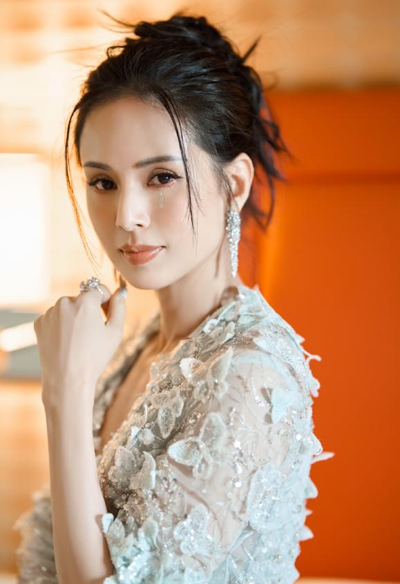 At the age of 56, Li Ruotong went to the square to dance late at night ...