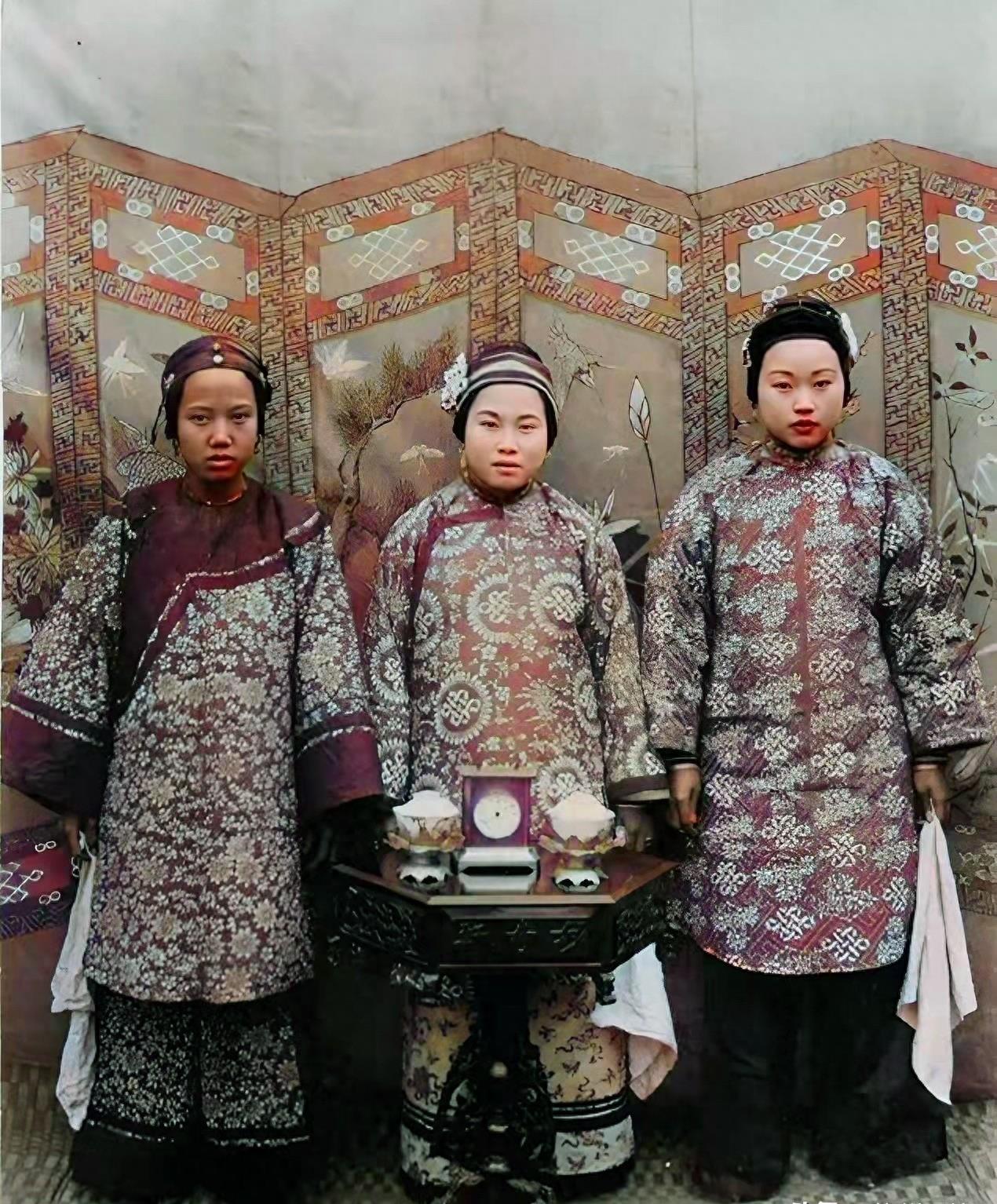 Old photos: women studying Peking Opera, six wives of Qing officials ...