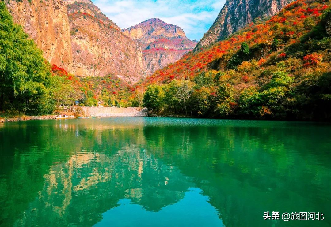 Yunmeng Mountain: The red leaves reflect the clear water, the little ...
