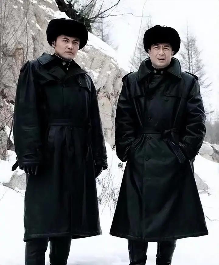 It turns out that he is Zhang Jiayi's younger brother, and he is ...