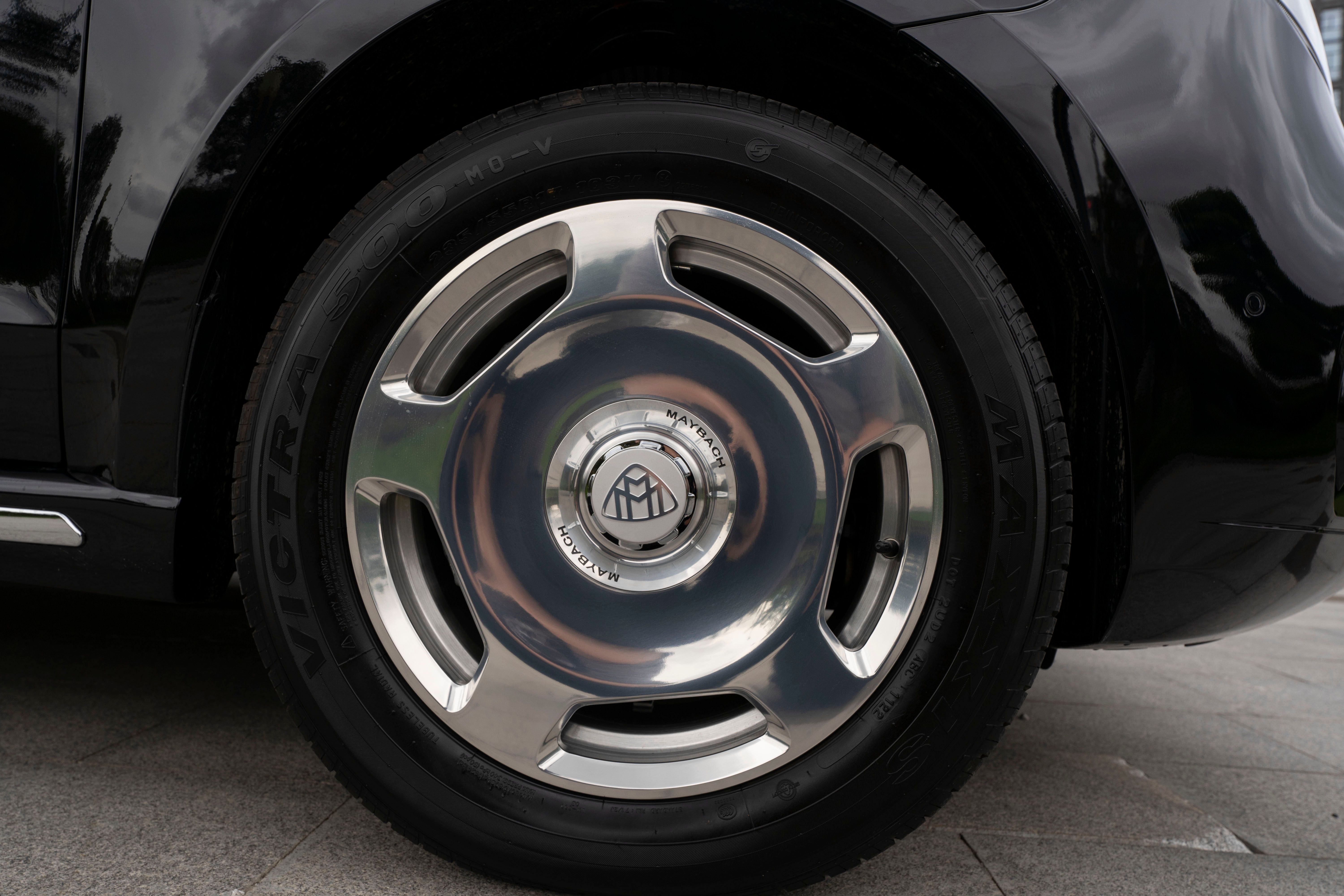 Can you believe it?This Maybach VS680L is only 780,000 yuan, let's take a look with Xiaoyu - iNEWS