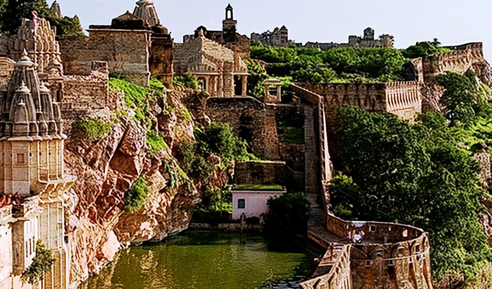 Why is Amber Castle called an architectural wonder? What are its ...