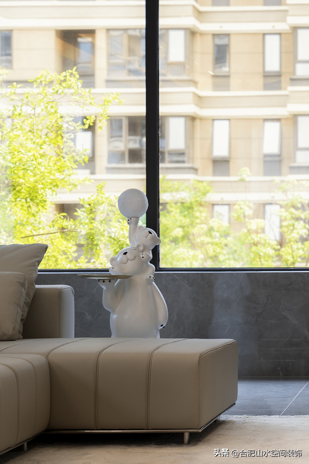 Surrounded by windows on three sides, light into the room, 165 square ...