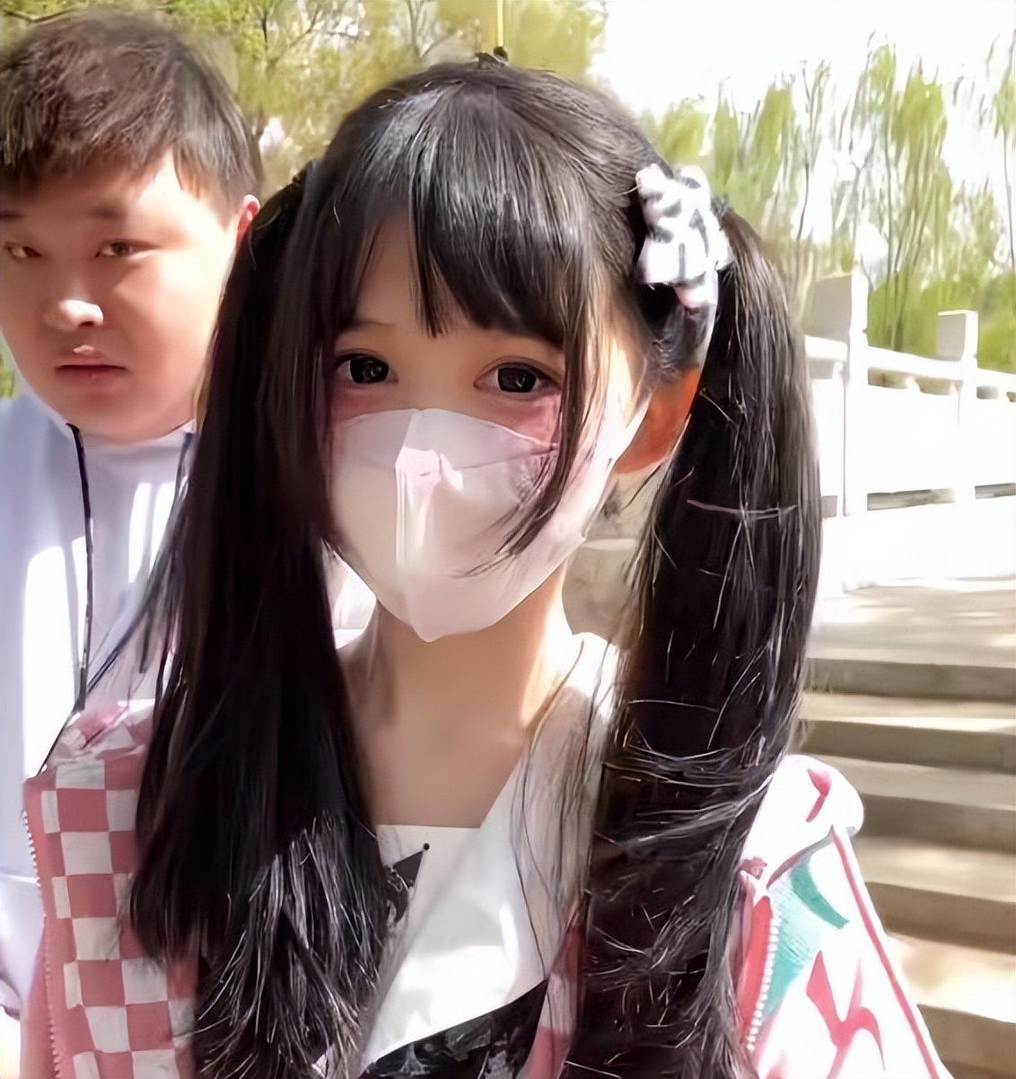 Internet celebrity "Cai Luoli" wears a navel-baring dress and claims to be slightly fat, causing ...