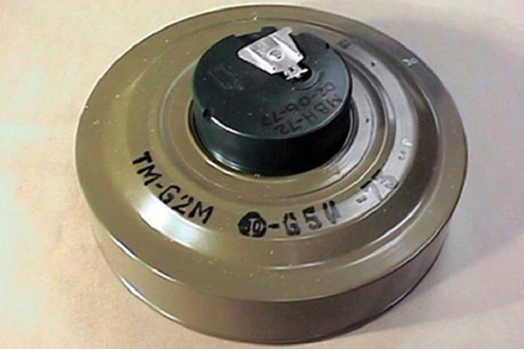 Russian soldiers split anti-tank mines with axe: domineering and ...