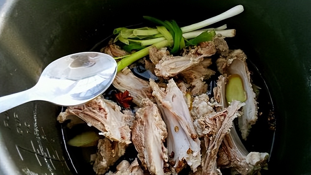 When stewing mutton, the more ingredients you put in, the more ...