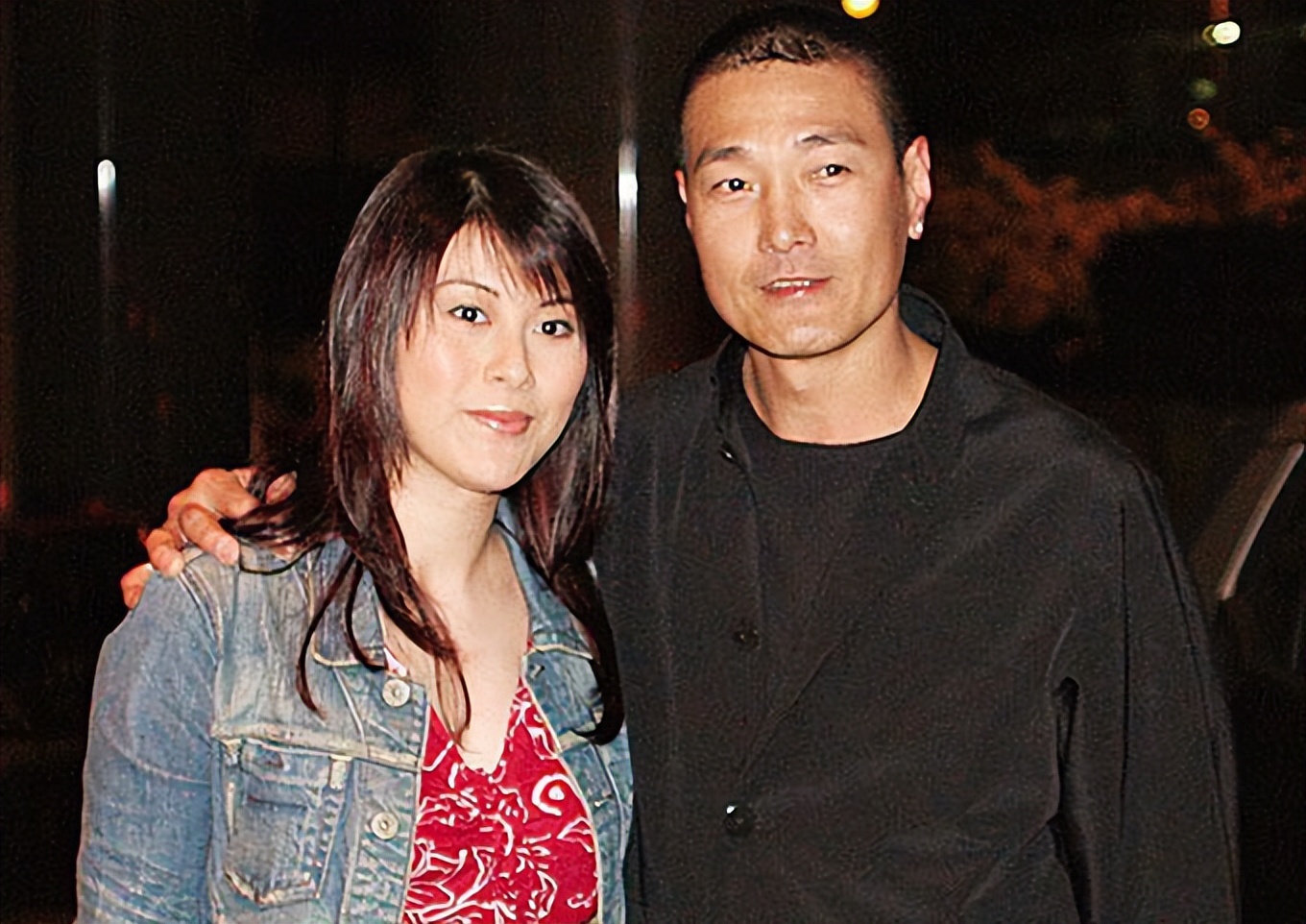 45-year-old Li Shuxian went out to sea on a yacht, wearing a swimsuit ...