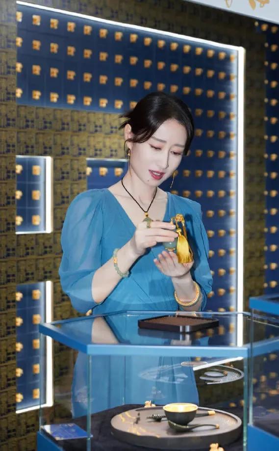 Liu Mintao's long blue dress and confident smile fully show the ...