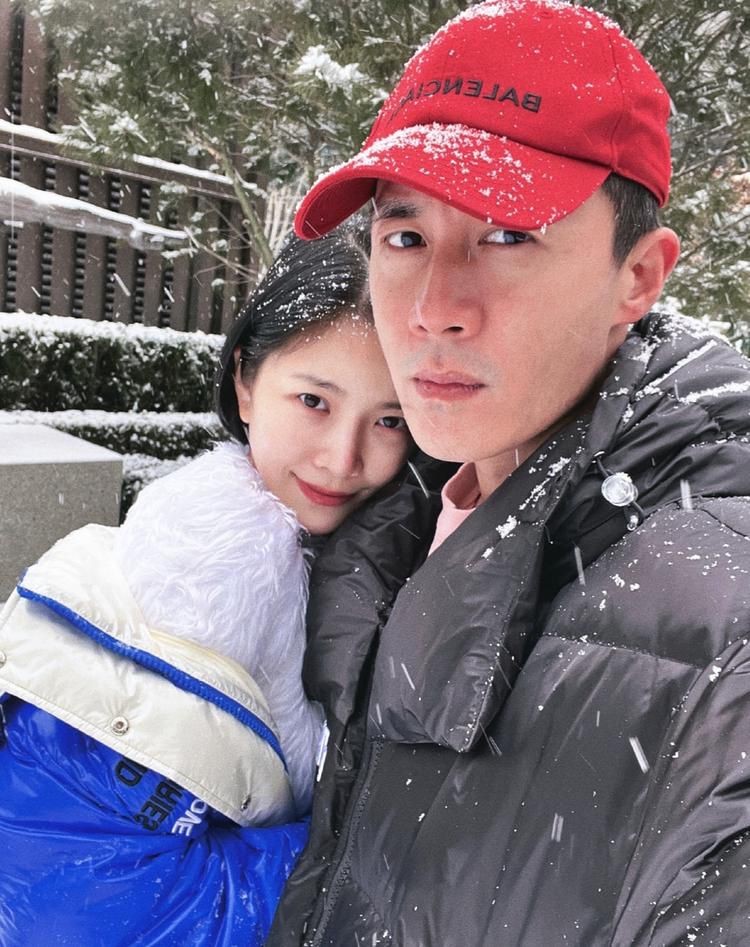 Du Chun and his wife show their love in the heavy snow, the woman wears ...