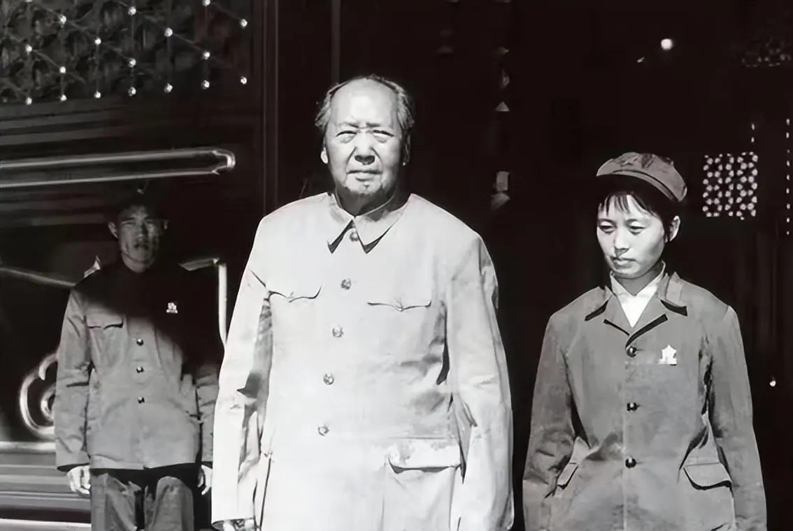 In the 1970s, a precious photo of the great man and Zhang Yufeng, it is ...