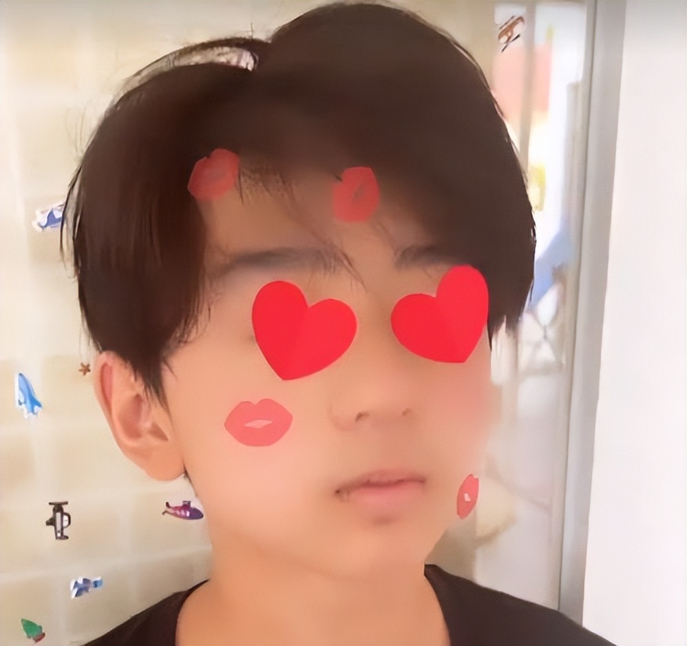 Cecilia Cheung measures Quintus' height, the handsome guy just woke up ...