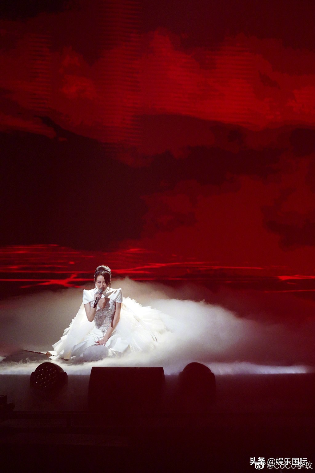 Coco Li wears a white wedding dress with beautiful "tear diamond" eye ...
