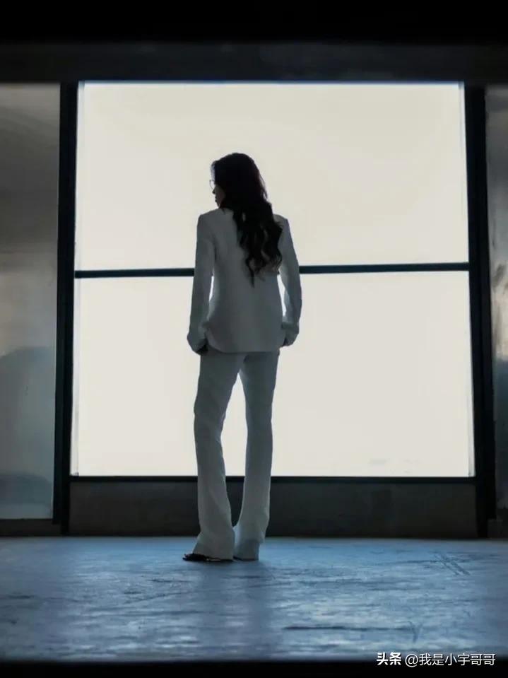Yu Yan's latest modeling blockbuster is released, a pure white suit ...