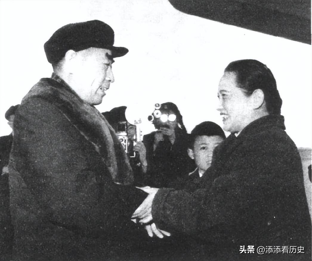 At Premier Zhou's memorial service, Soong Ching Ling left angrily and ...
