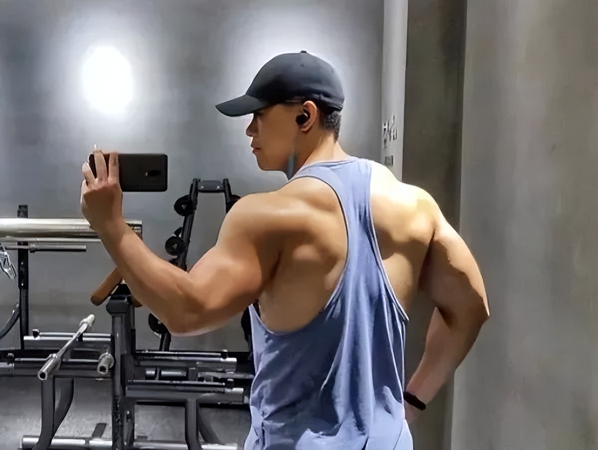 Rear deltoid exercise, freehand training - iNEWS