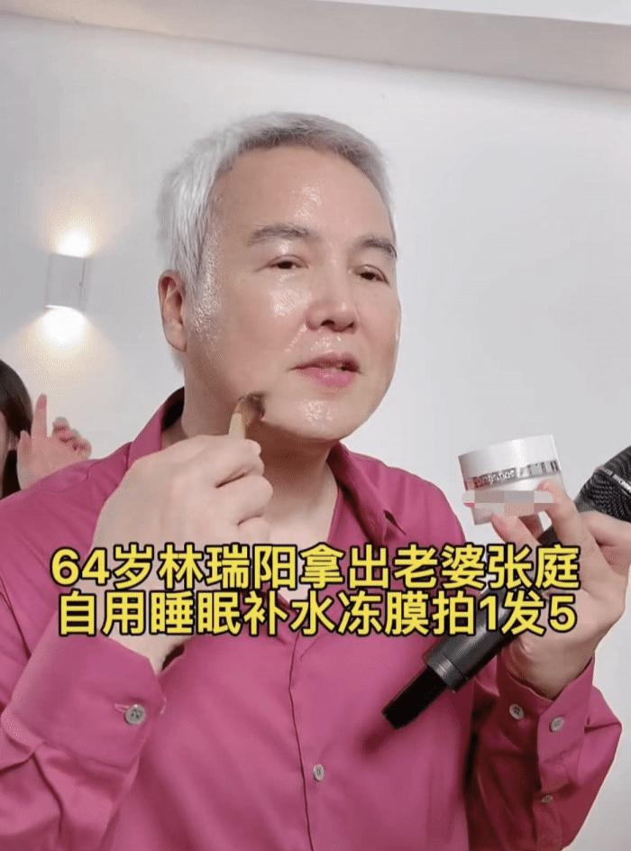 Lin Ruiyang appeared in red to sell face masks, with a smile on his ...