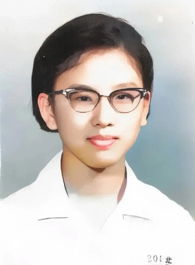 In the 1960s, Hung Hsiu-chu was a girl. A rare photo shows her looking heroic. - iNEWS