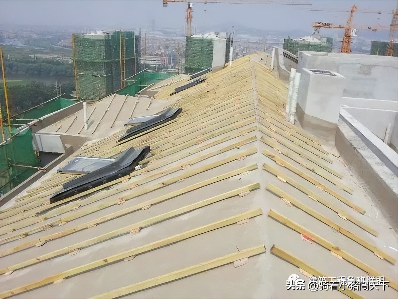 New technology of roof insulation and waterproof: spraying construction ...