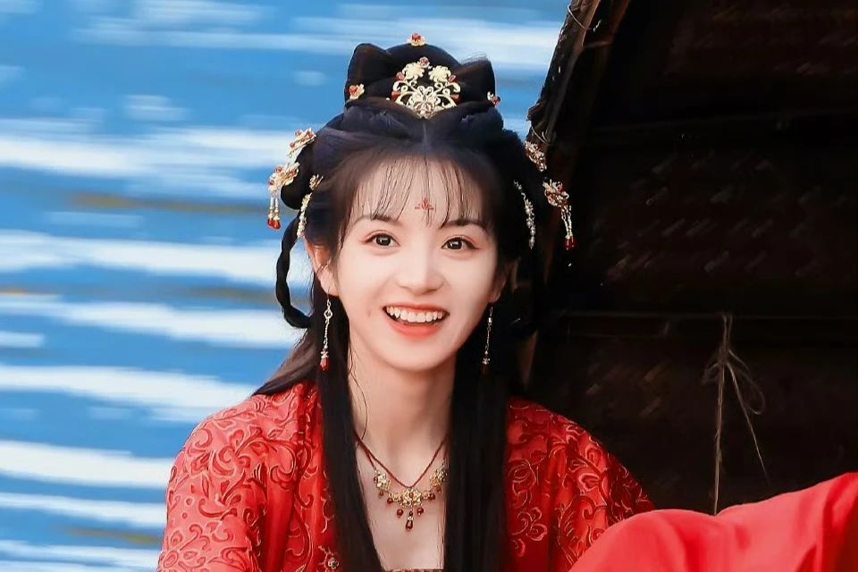 The first stills of "Da Feng Watcher", Tian Xiwei's appearance is ...