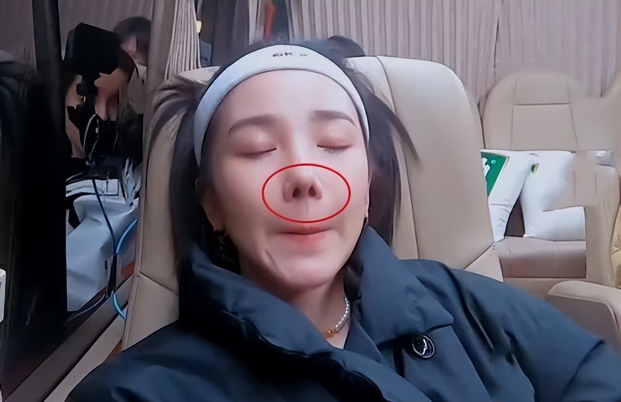 When Chen Xiaojun closed his eyes and rested his mind, he was secretly filmed by the program ...