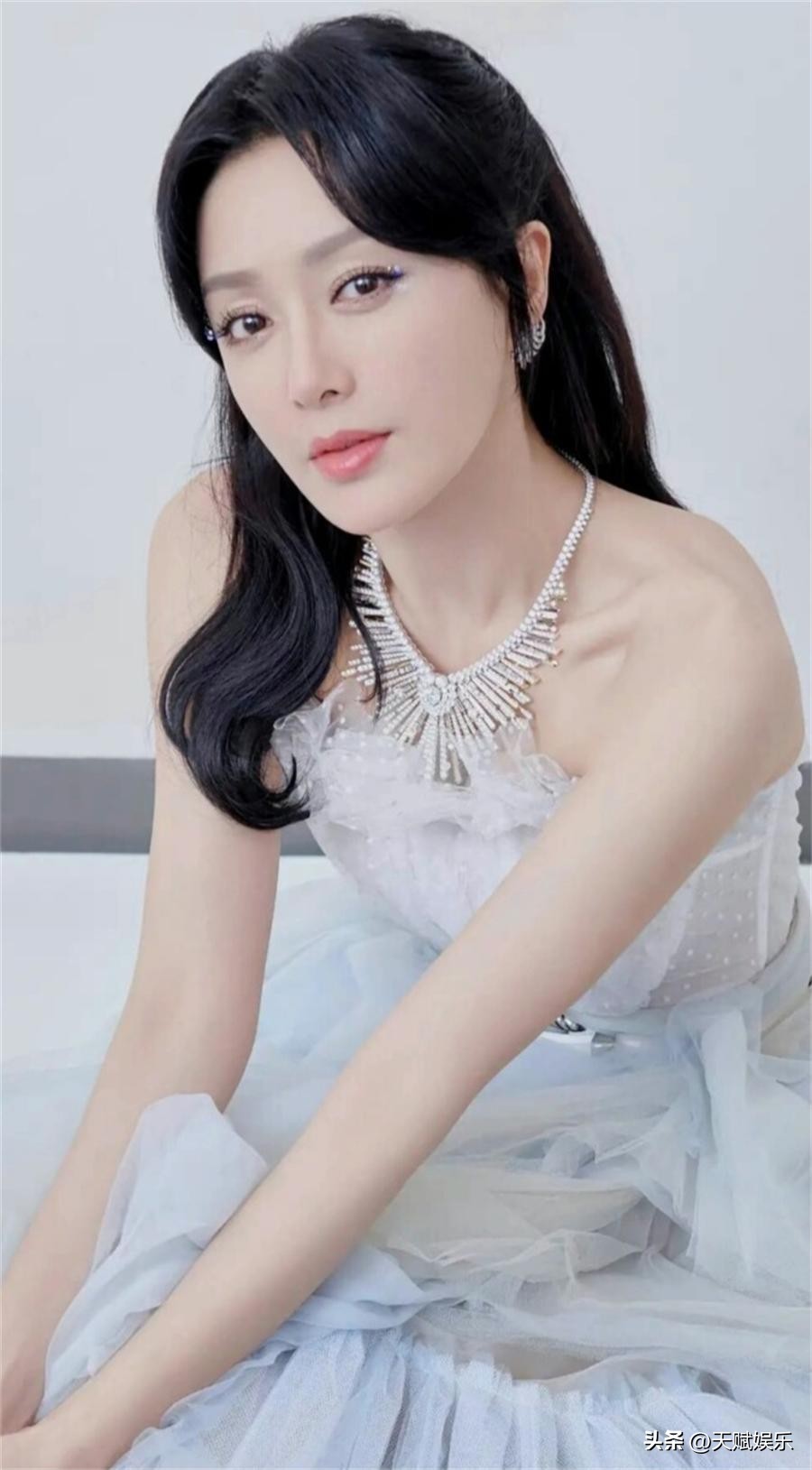 Actress and singer Qin Lan's photo album "Twenty Seven" - iNEWS