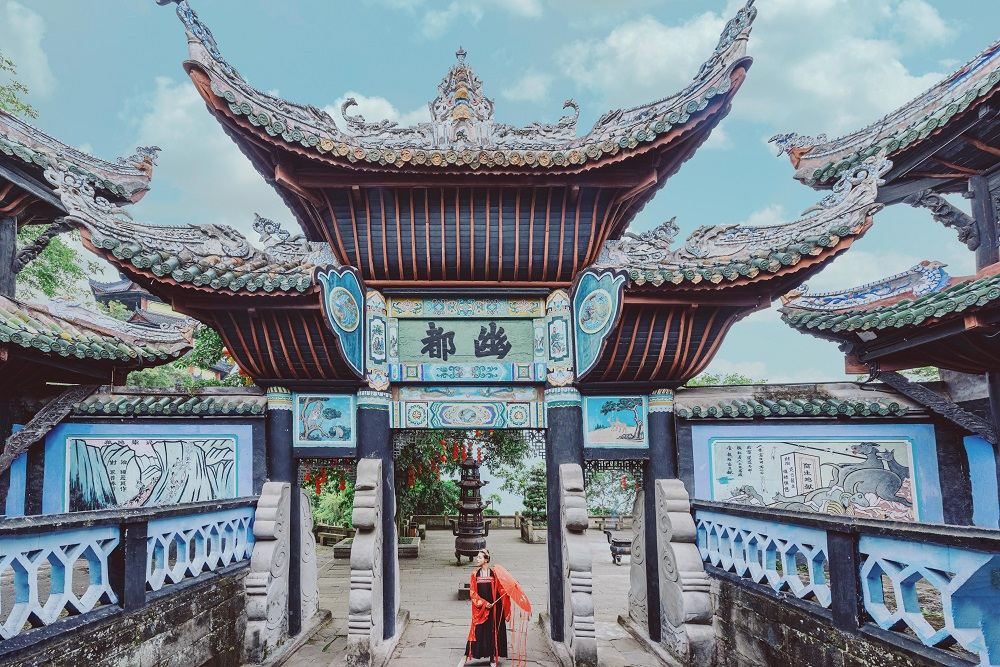 Fengdu Ghost Town: Famous Mountains in Fengdu, Chongqing - iNEWS