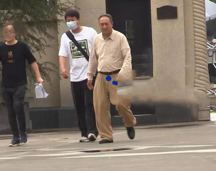 I ran into Zhang Jiayi in Hong Kong! The 52-year-old's face became fat ...