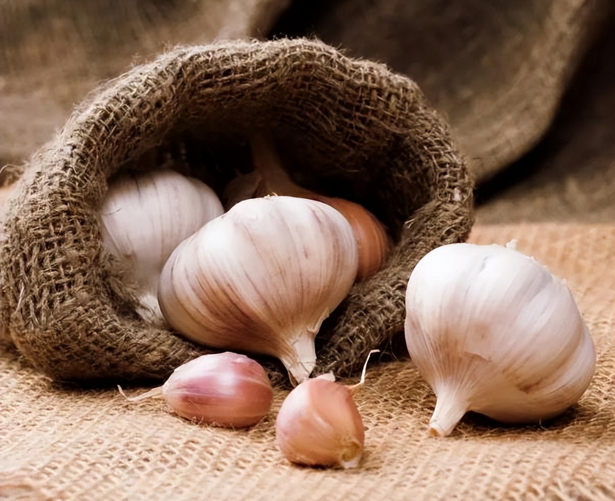 A 59-year-old man insists on eating raw garlic every day for ...