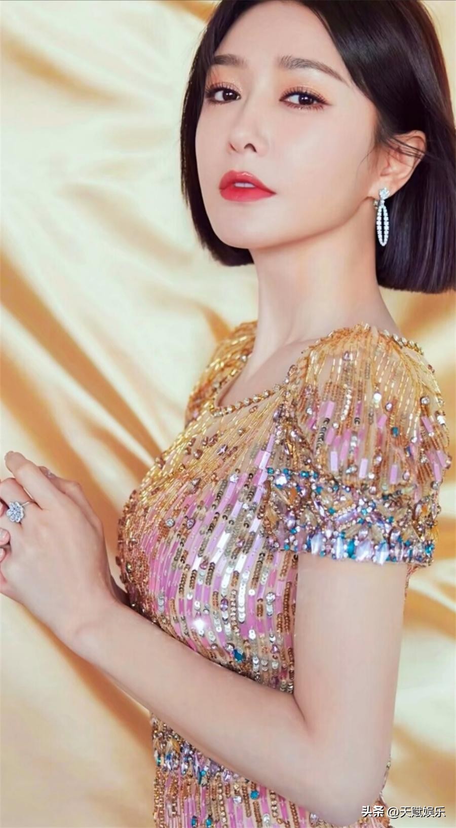 Actress and singer Qin Lan's photo album "Fourteen" - iNEWS