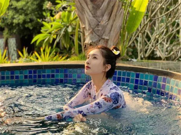 Jiang Shuying's broken swimsuit, stunning photo in the swimming pool - iNEWS