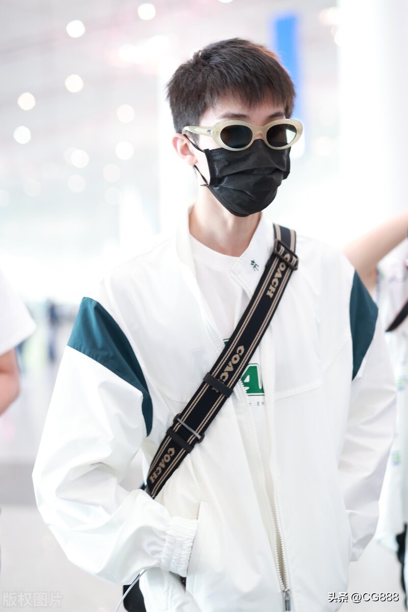 Lin Mo appeared in Beijing Airport star airport photos - iMedia