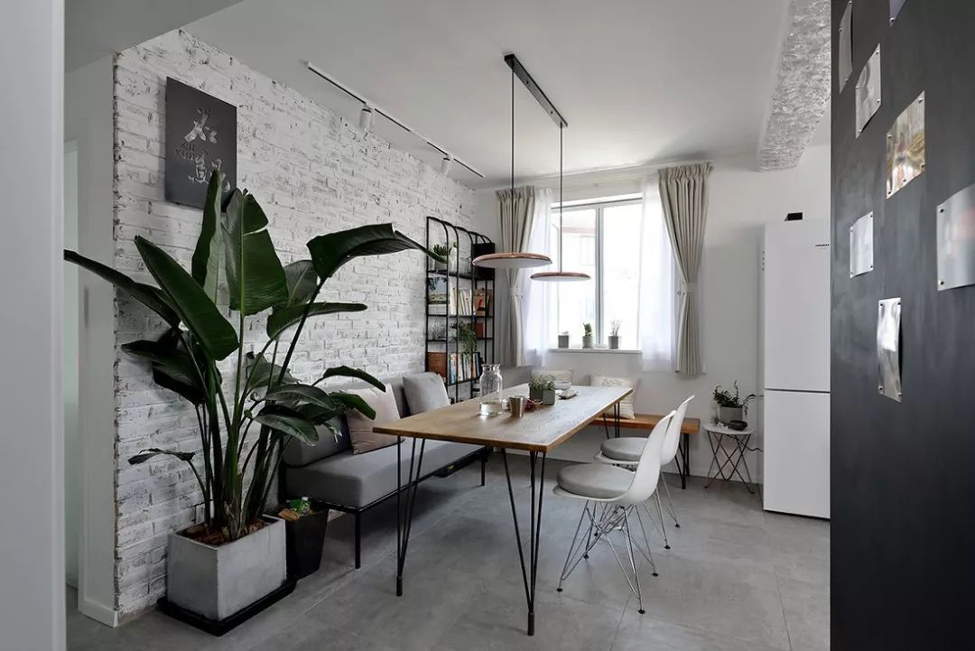 The 67-square-meter small apartment has a simple style, and the balcony ...