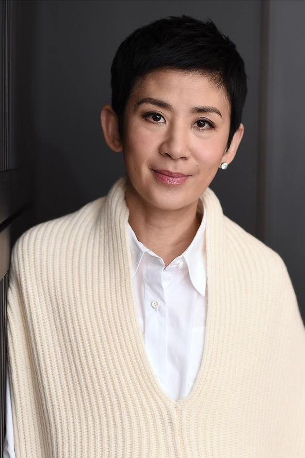 Wu Junru is 57 years old and still has charm, and she shoots ...