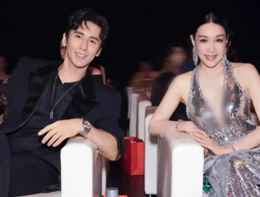 Christy Chung and Zhang Lunshuo show off their love at the airport ...