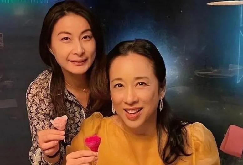 Guo Jingjing's 64-year-old mother-in-law still has charm!Wearing a lace ...