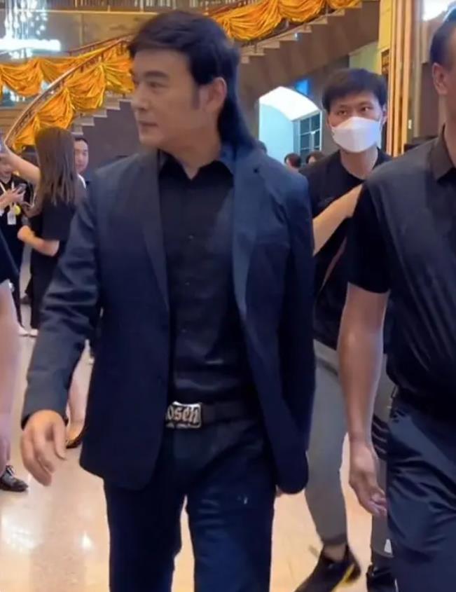 The 55-year-old Jiao Enjun was met by chance in a business performance and was praised for his ...