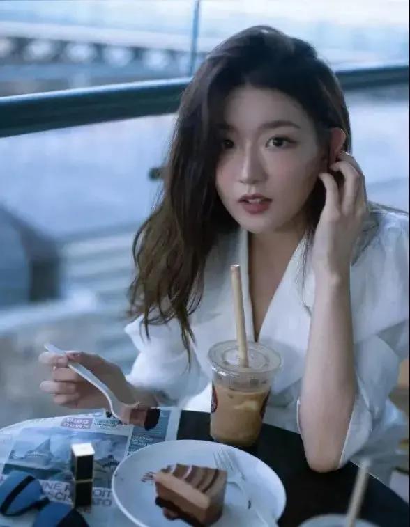 Dong Mingzhu's "secretary" became popular, and the dance scene on the stage was full of ...