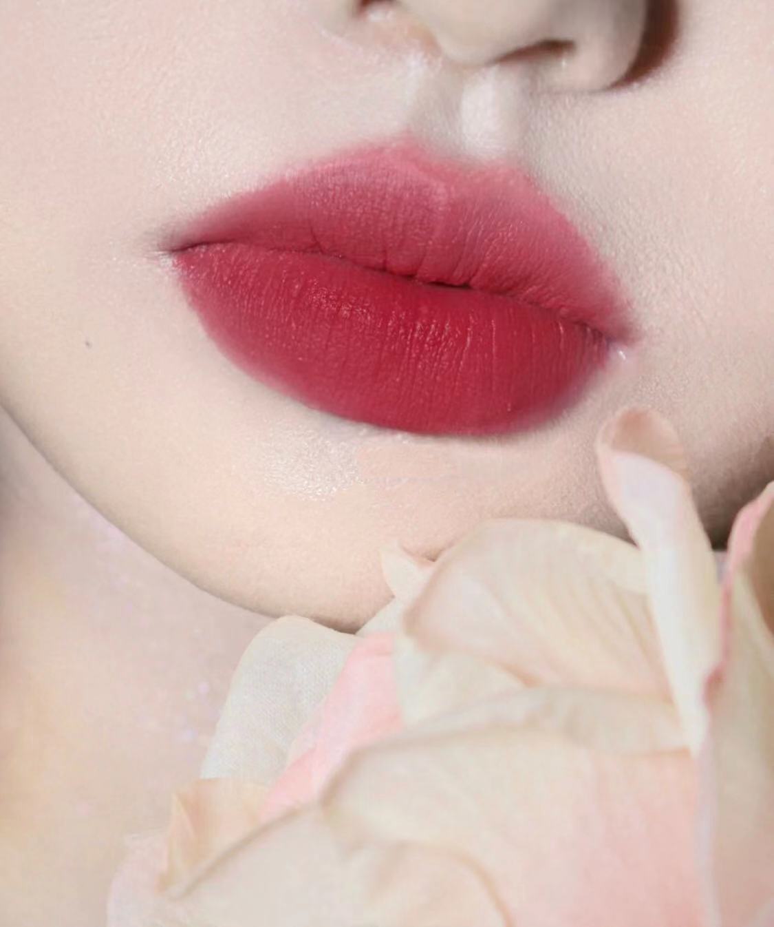 These lipsticks are super white and gentle, so that you can become the ...