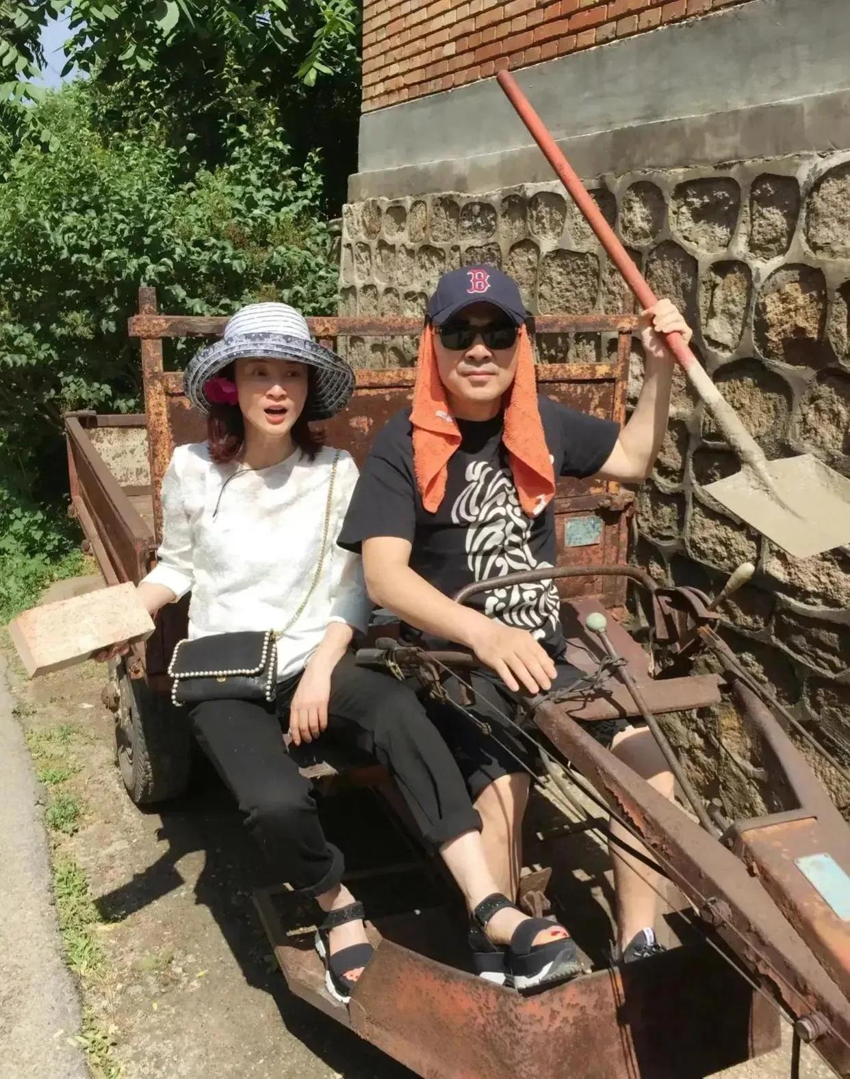 Chen Jianbin took a shovel, Jiang Qinqin took a brick, and the walking ...