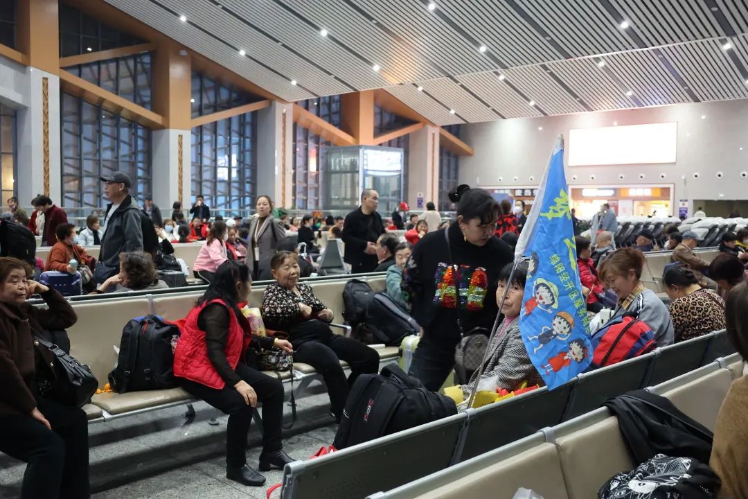 Let's play something new! Zhangjiajie High-speed Railway Station Departs Special Tourist Train ...