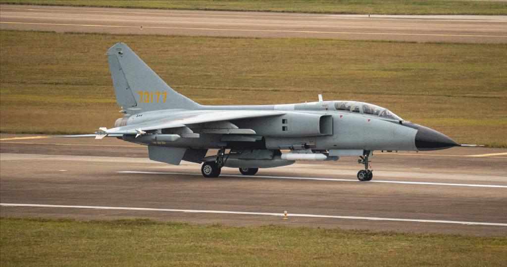 Strong alliance!The JH-7A2 appeared at the air show with an anti-runway ...