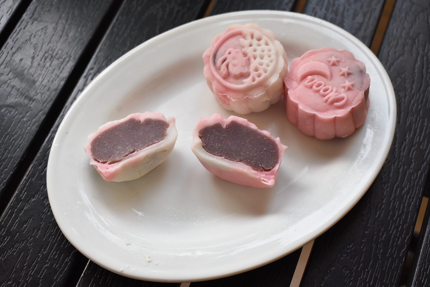 Snowskin mooncakes are soft and glutinous, nutritious, healthy and ...