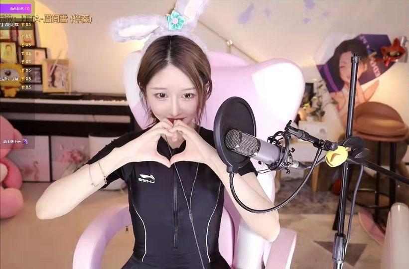 Lin Qiqi's swimsuit appeared but was questioned. She took out her chest ...