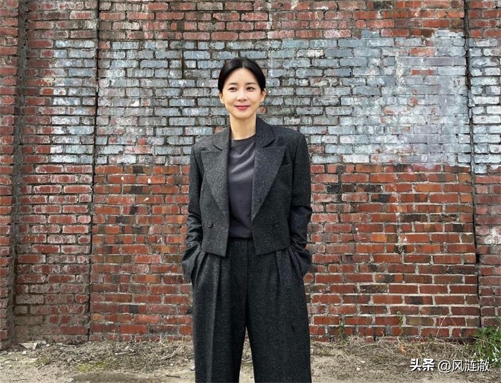 The Korean drama goddess Li Baoying took her baby to the amusement park ...